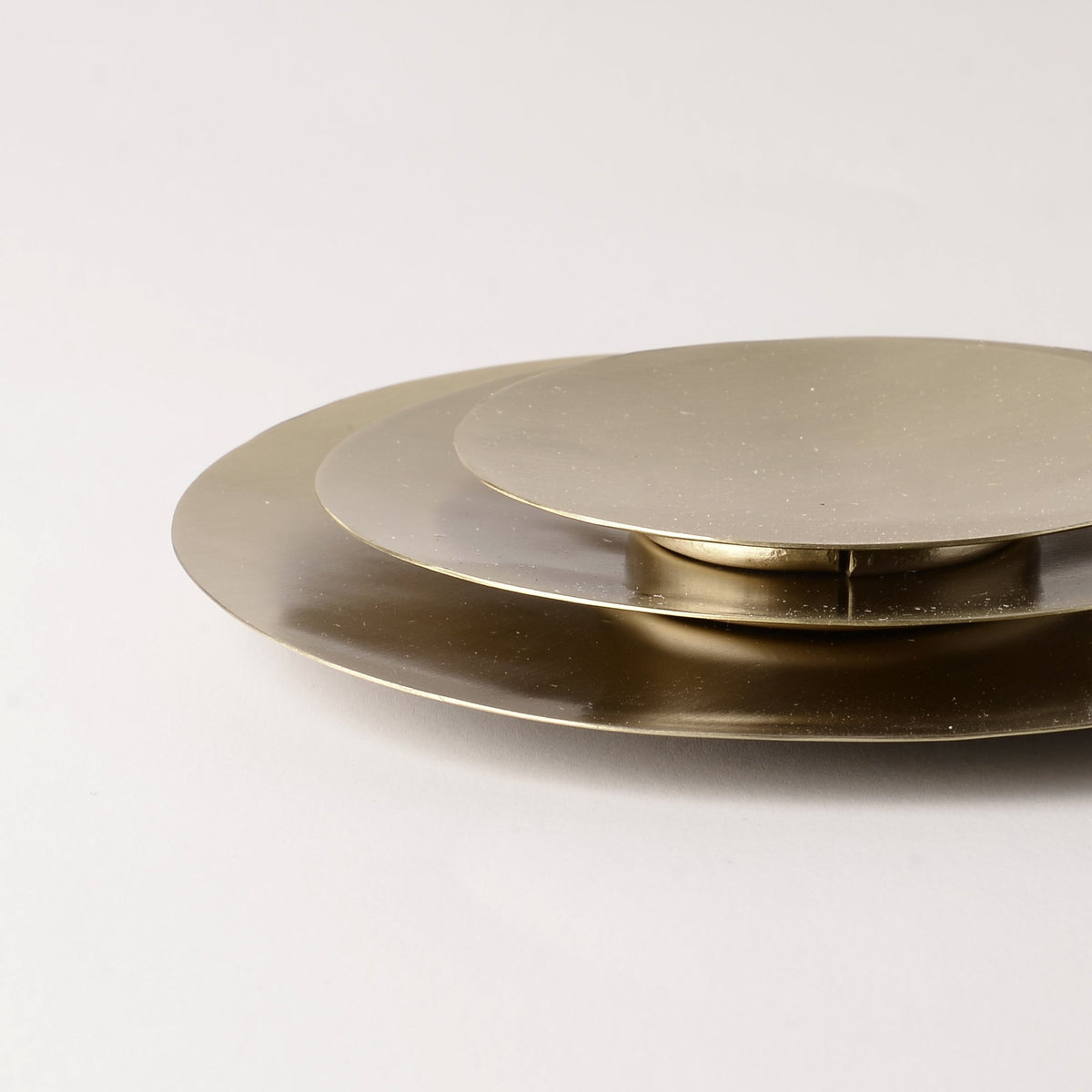 Round Brass Plate in 3 Sizes – NEW DIRECTION IMPORTS