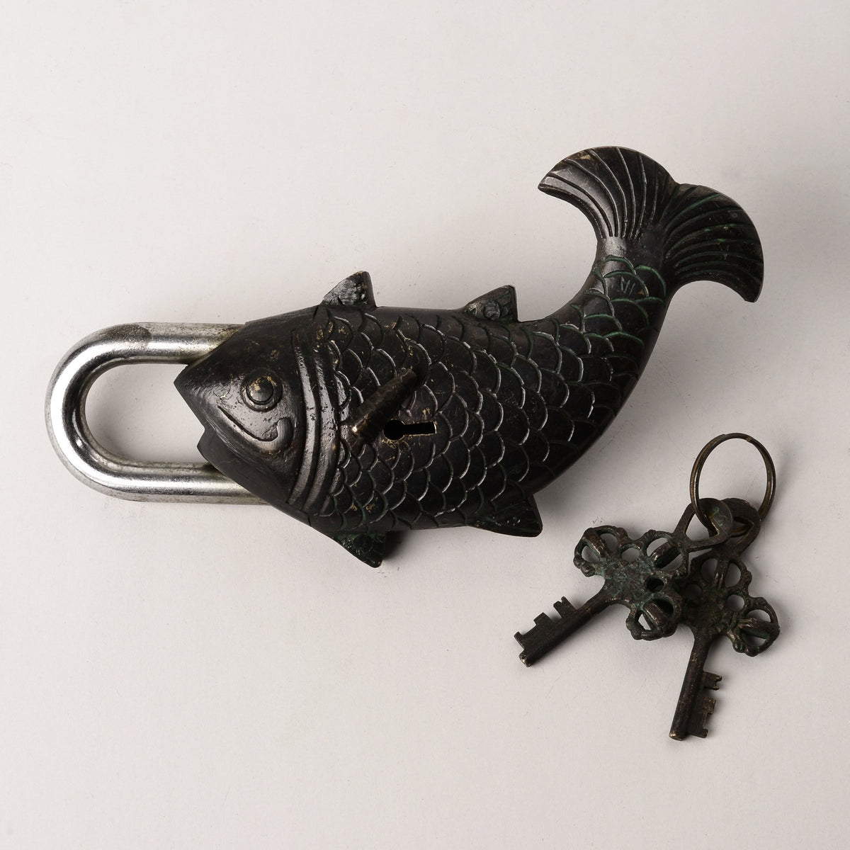 Antique Finish Brass Fish locks in 2 Sizes – NEW DIRECTION IMPORTS